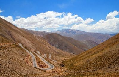 Quebrada - Qué es, definición, ejemplos y como adjetivo