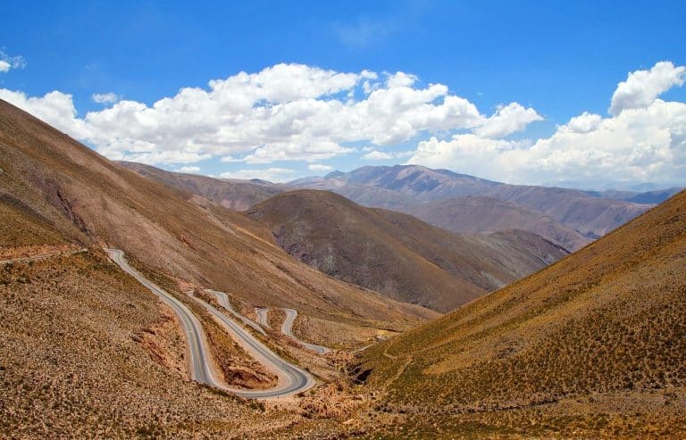 Quebrada - Qué es, definición, ejemplos y como adjetivo