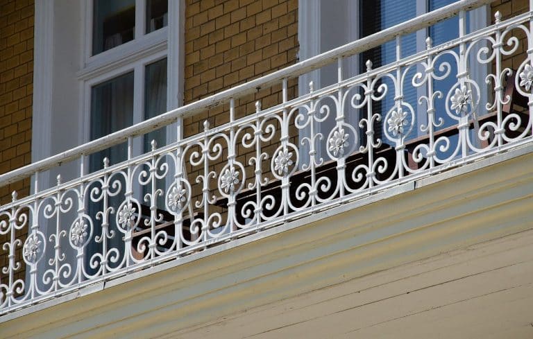 Parapeto - Qué es, definición, características y usos